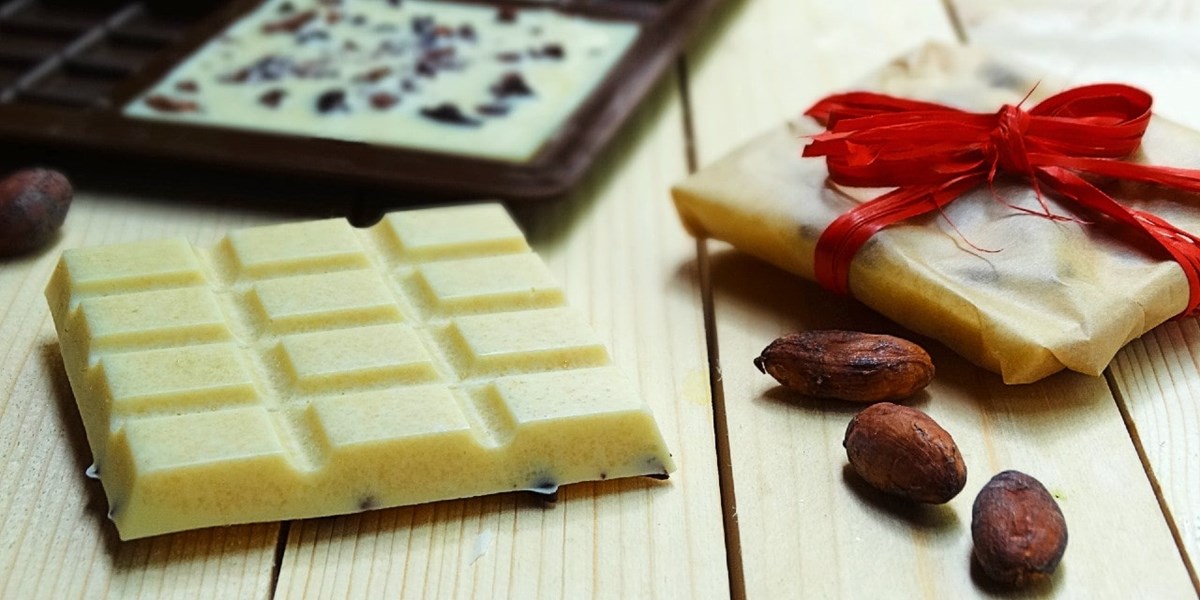 Веган млечен шоколад с какаови зърна