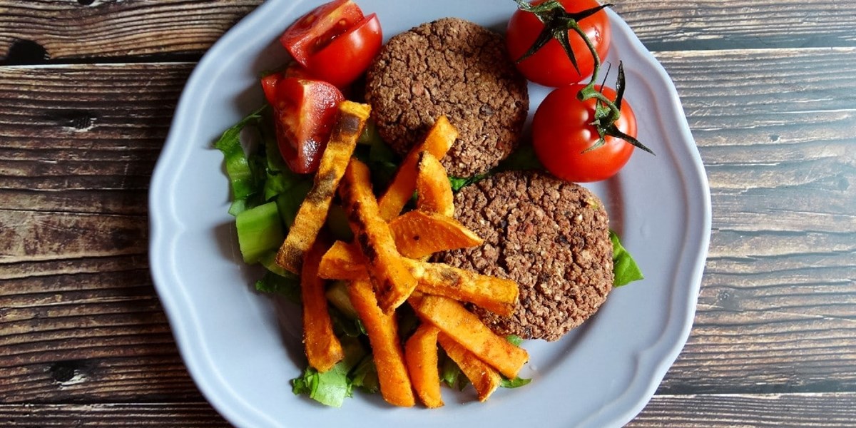 Кюфтенца от червен боб и печени сладки картофи